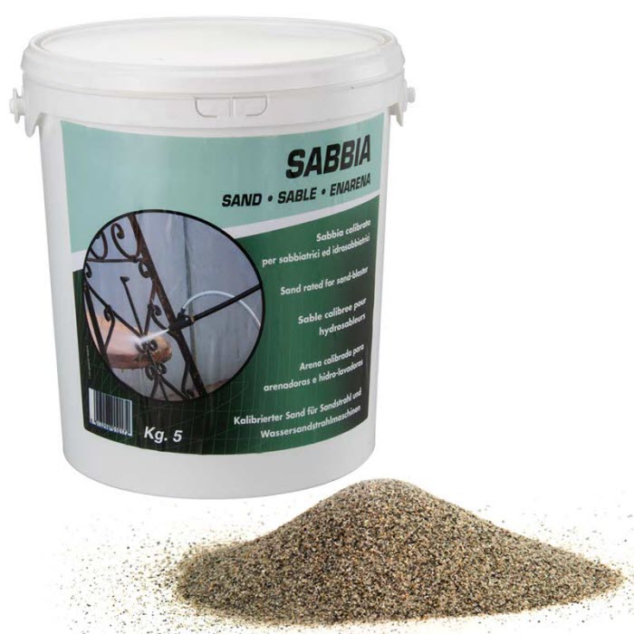 5KG Zandstraalgrit in emmer tbv staal, hout, aluminium, verf etc..